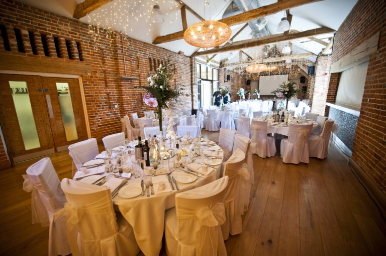 15 Best Destinations for Wedding locations in UK on a Budget!