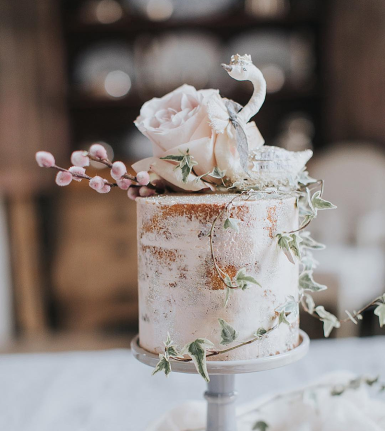 We Are SMITTEN For These Swan Cakes! - B. Lovely Events